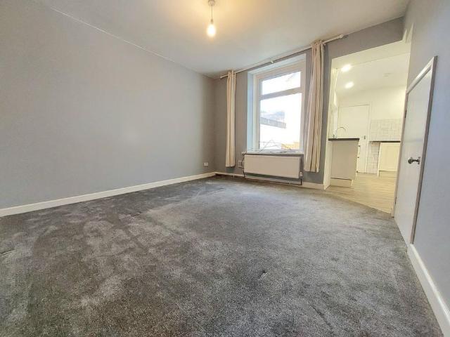 3 bedroom end of terrace house to rent