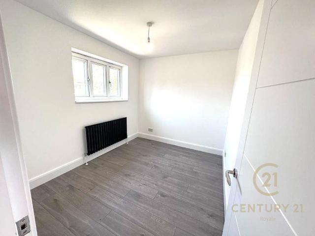 3 bedroom end of terrace house to rent