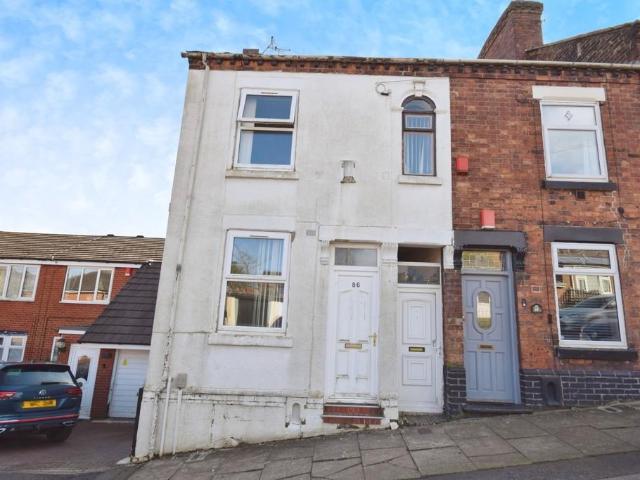 3 bedroom end of terrace house to rent