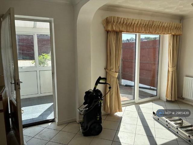 3 bedroom end of terrace house to rent