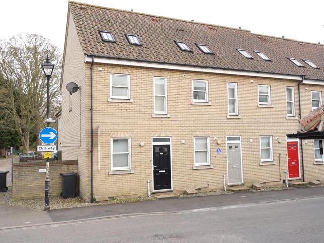 3 bedroom end of terrace house to rent