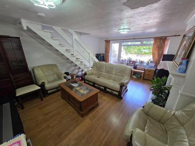 3 bedroom end of terrace house to rent
