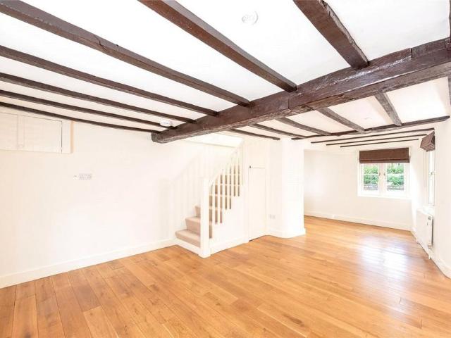 3 bedroom end of terrace house to rent