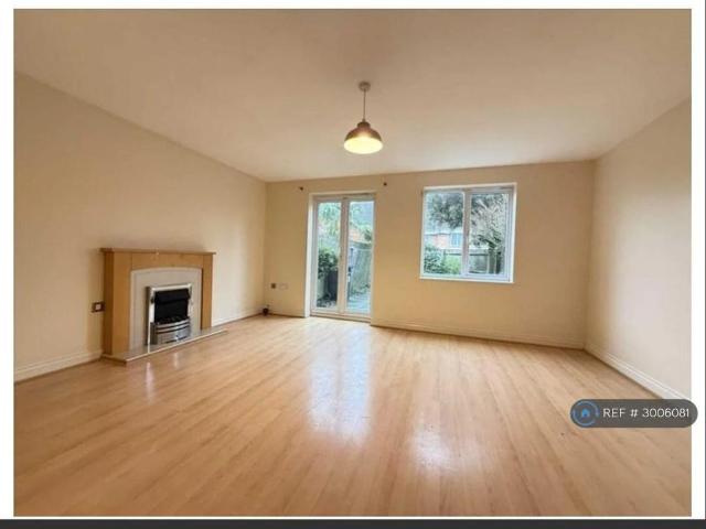 3 bedroom end of terrace house to rent