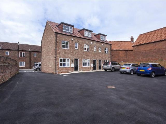 3 bedroom end of terrace house to rent