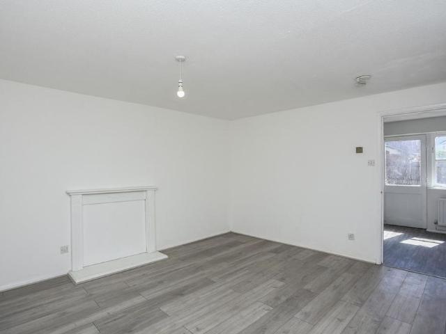 3 bedroom end of terrace house to rent