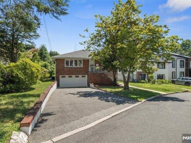 3 bedroom, Englewood Cliffs NJ 07632 104898186