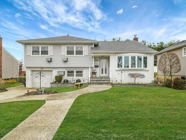 3 bedroom, East Meadow NY 11554 LS101801859