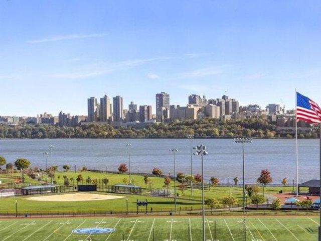 3 bedroom, Edgewater NJ 07020 102442549