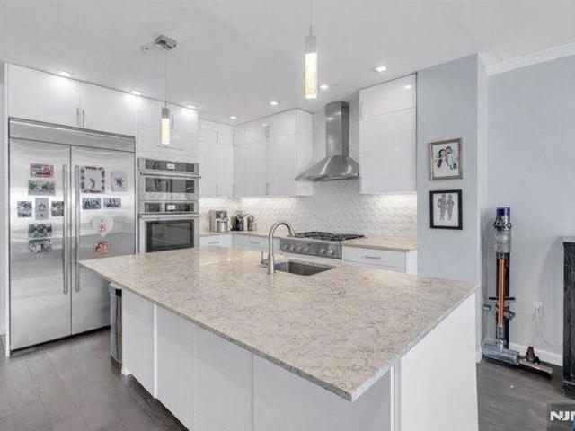 3 bedroom, Edgewater NJ 07020 103626186