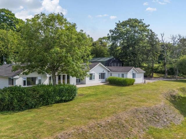 3 bedroom equestrian facility for sale