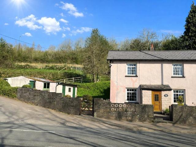 3 bedroom equestrian facility for sale
