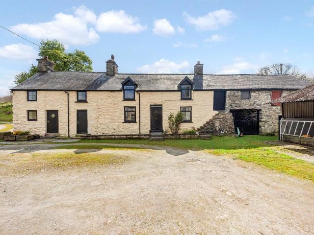 3 bedroom equestrian facility for sale