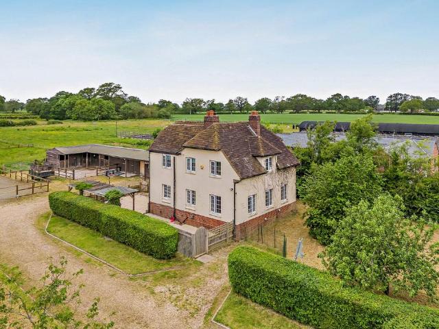 3 bedroom equestrian facility for sale