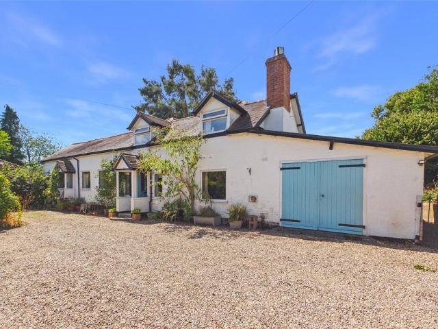 3 bedroom equestrian facility for sale