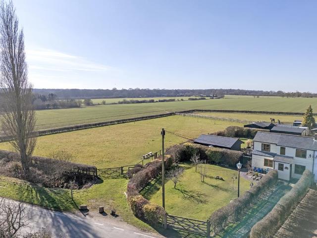 3 bedroom equestrian facility for sale