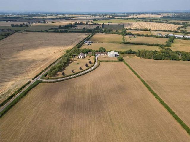 3 bedroom equestrian facility for sale