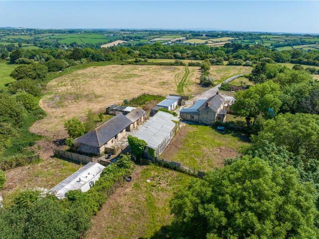 3 bedroom equestrian facility for sale