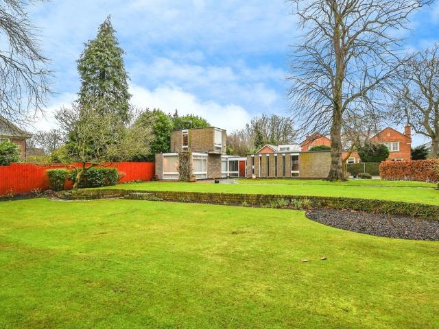 3 bedroom equestrian facility for sale