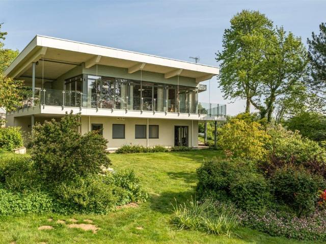 3 bedroom equestrian facility for sale