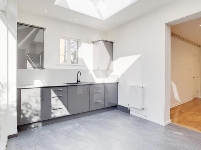 3 bedroom Flat To Let