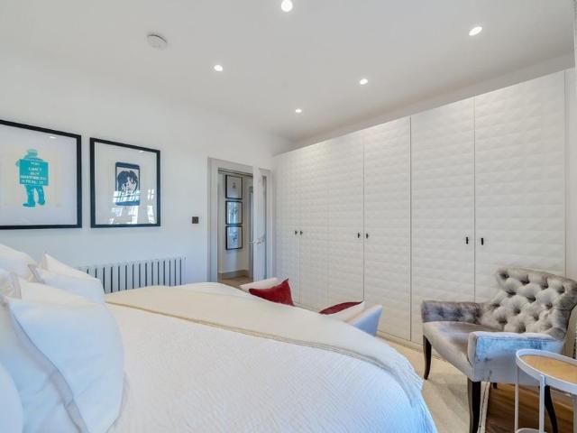 3 bedroom Flat To Let