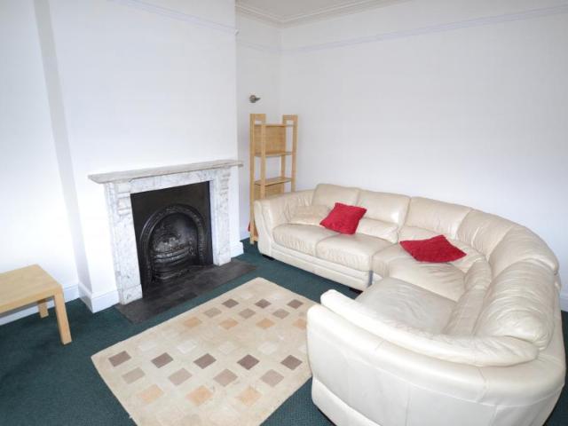 3 bedroom Flat To Let