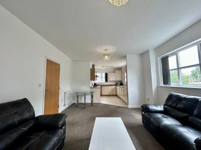 3 bedroom Flat To Let