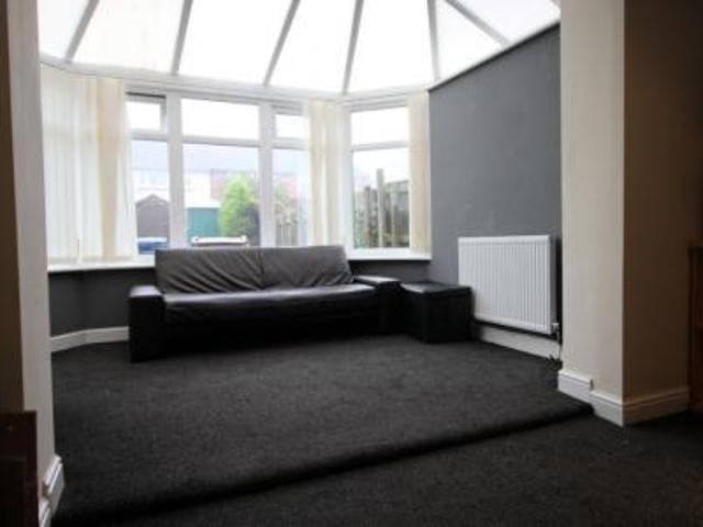 3 bedroom Flat To Let