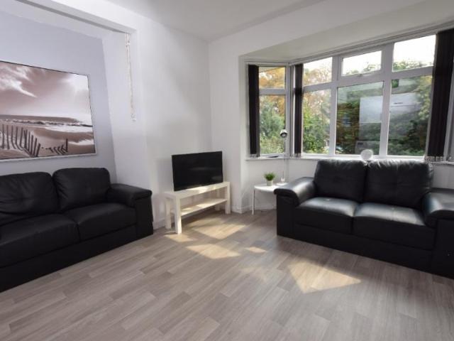 3 bedroom Flat To Let