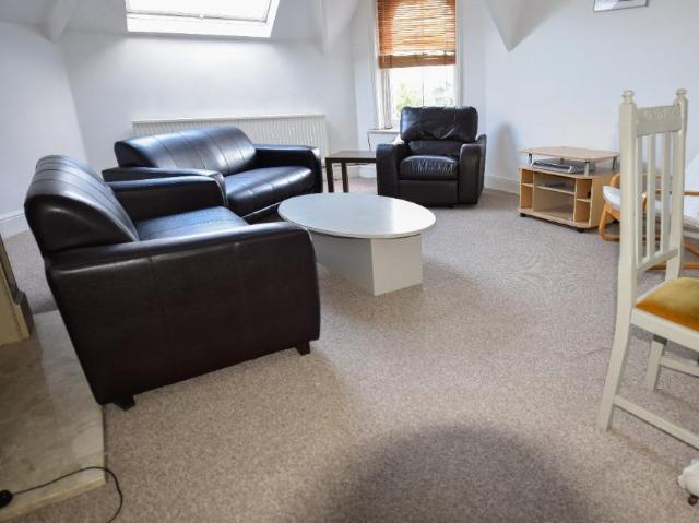 3 bedroom Flat To Let