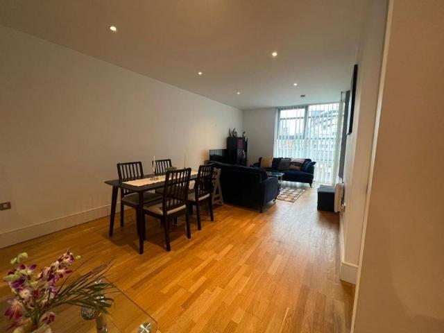 3 bedroom Flat To Let