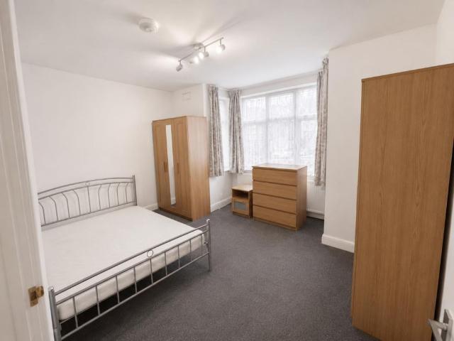 3 bedroom Flat To Let