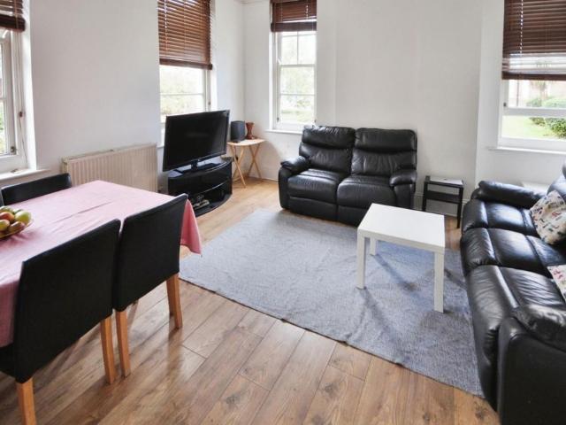3 bedroom Flat To Let
