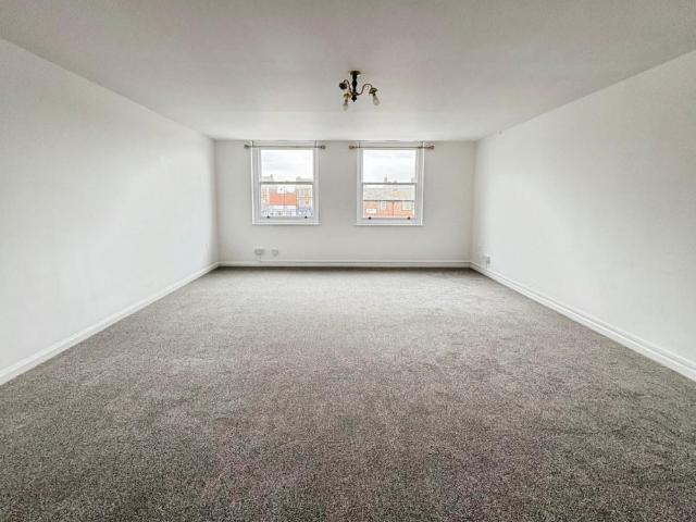 3 bedroom Flat To Let