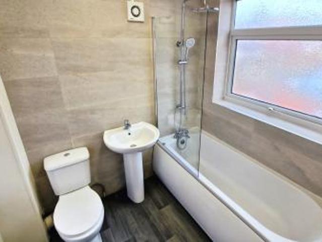 3 bedroom Flat To Let