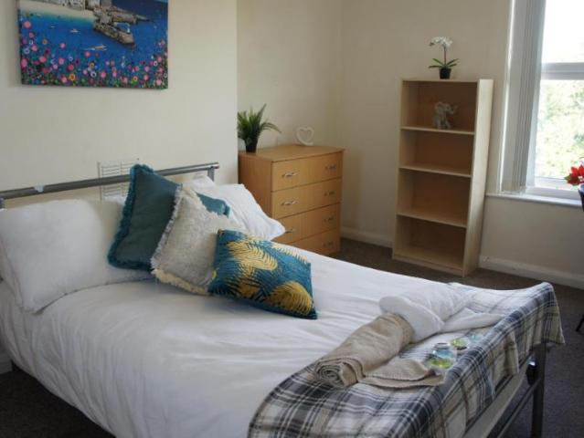 3 bedroom Flat To Let