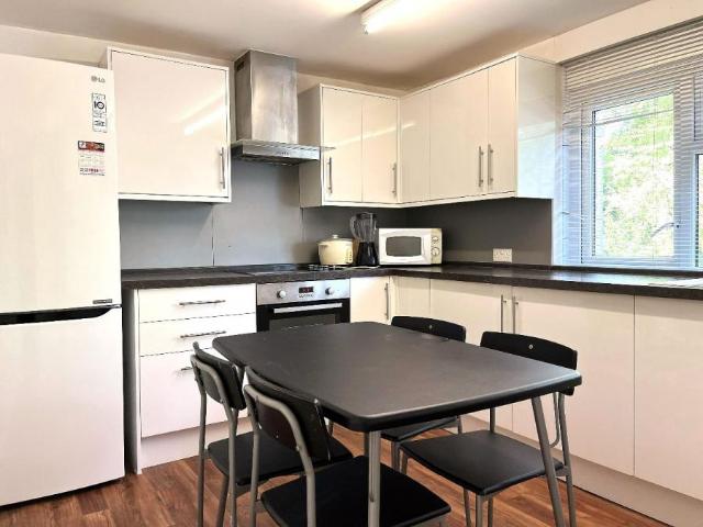 3 bedroom Flat To Let