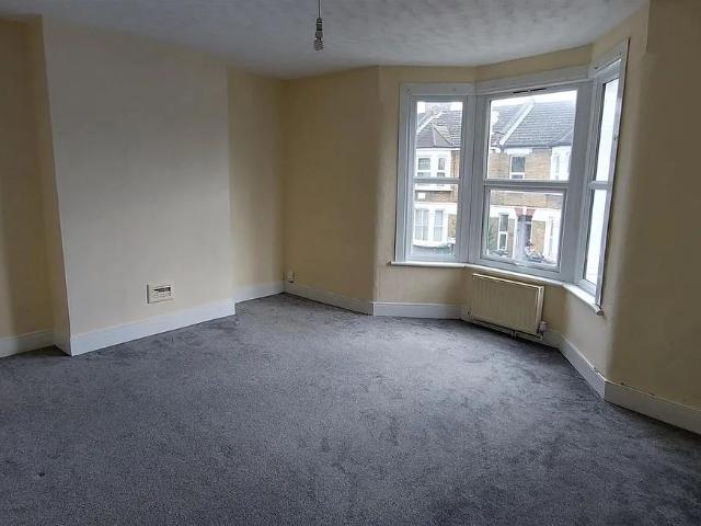 3 bedroom flat to let