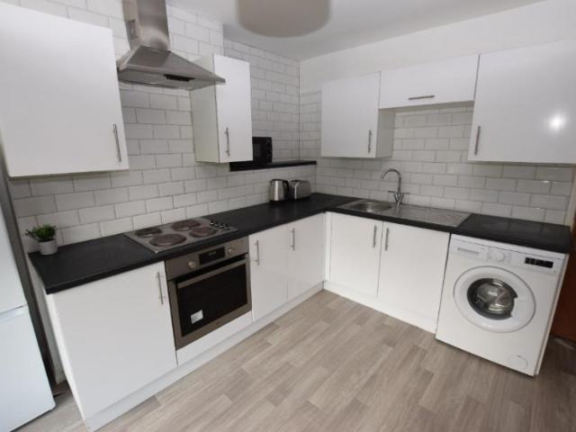 3 bedroom Flat To Let