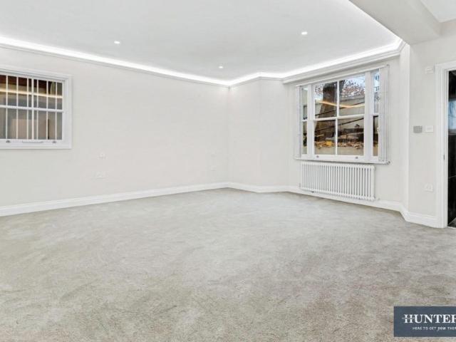 3 bedroom Flat To Let