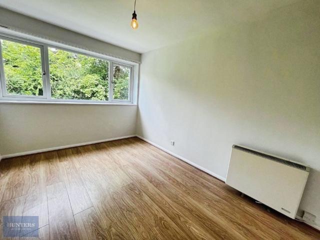 3 bedroom Flat To Let