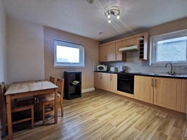 3 bedroom Flat To Let