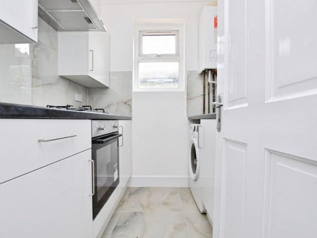3 bedroom Flat To Let