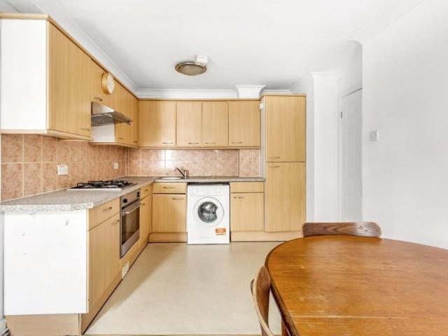 3 bedroom Flat To Let