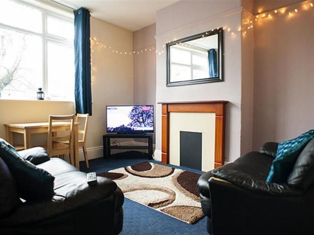3 bedroom Flat To Let