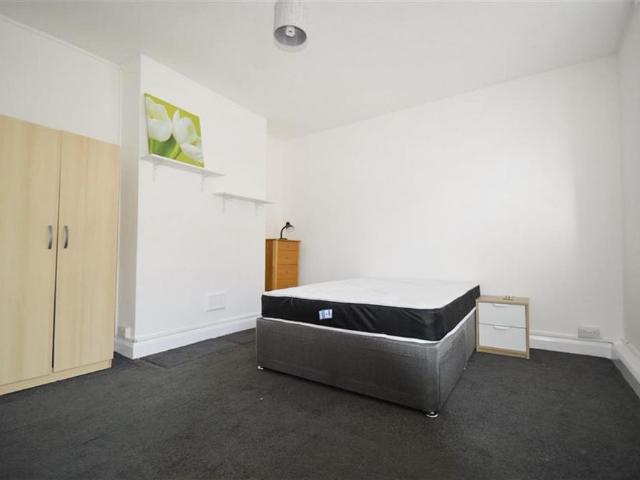 3 bedroom Flat To Let