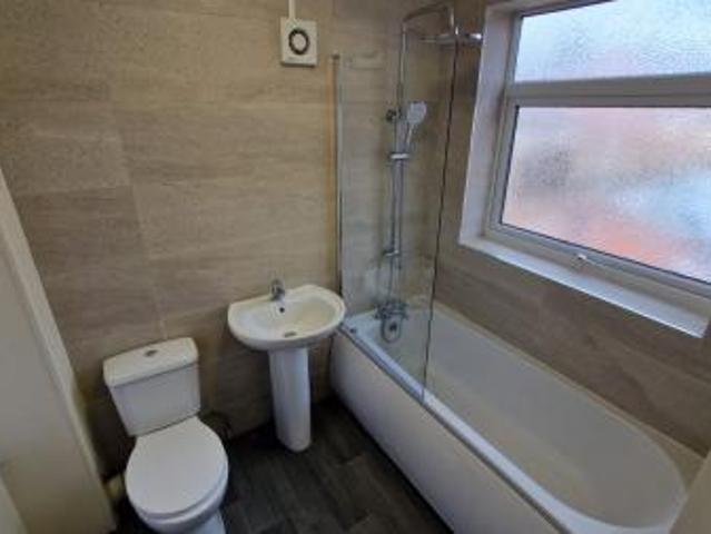 3 bedroom Flat To Let