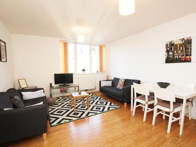 3 Bedroom Flat To Let in London, SW2