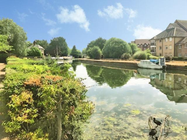 3 bedroom Flat To Let Total Size: 549 SQ FT